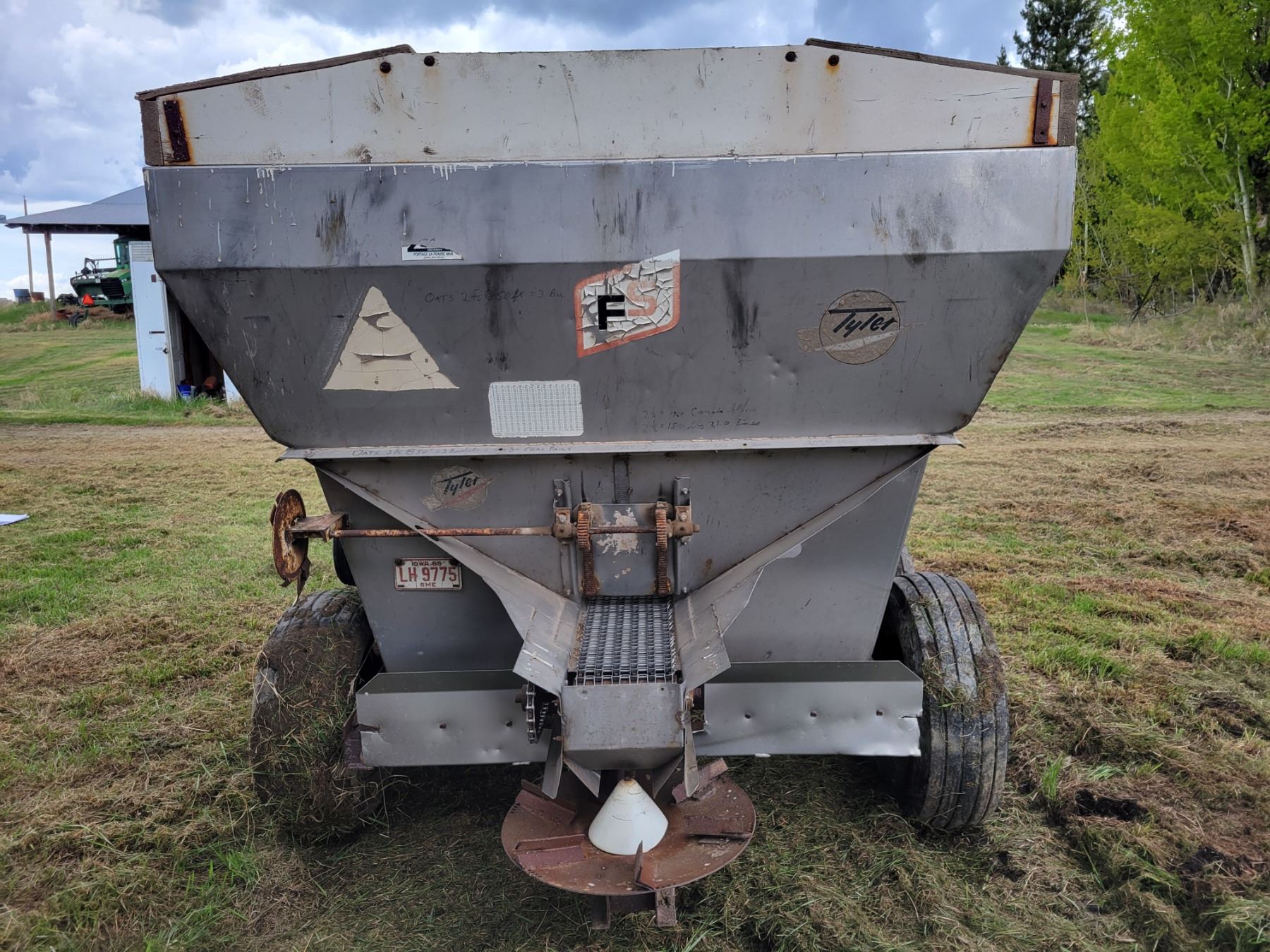 1000 PTO tandem axle fert. Spreader