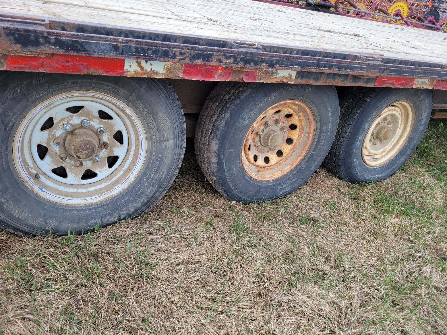 1999 Dyson 38 ft triple axle flat deck G/N trailer, SN ...