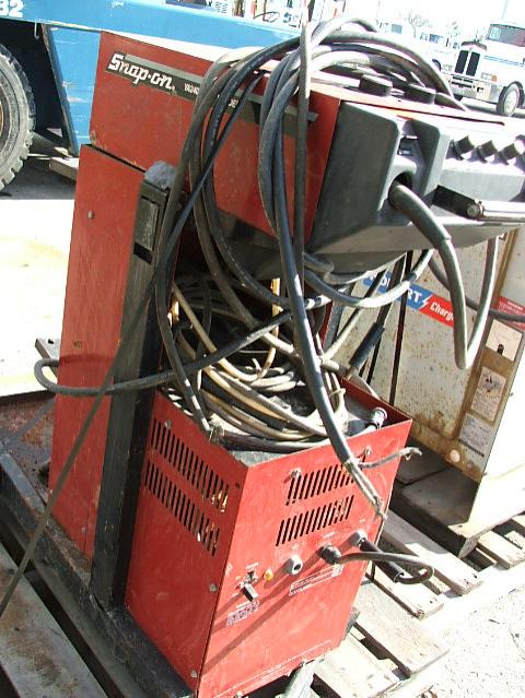 (1) SNAP ON MIG WELDER