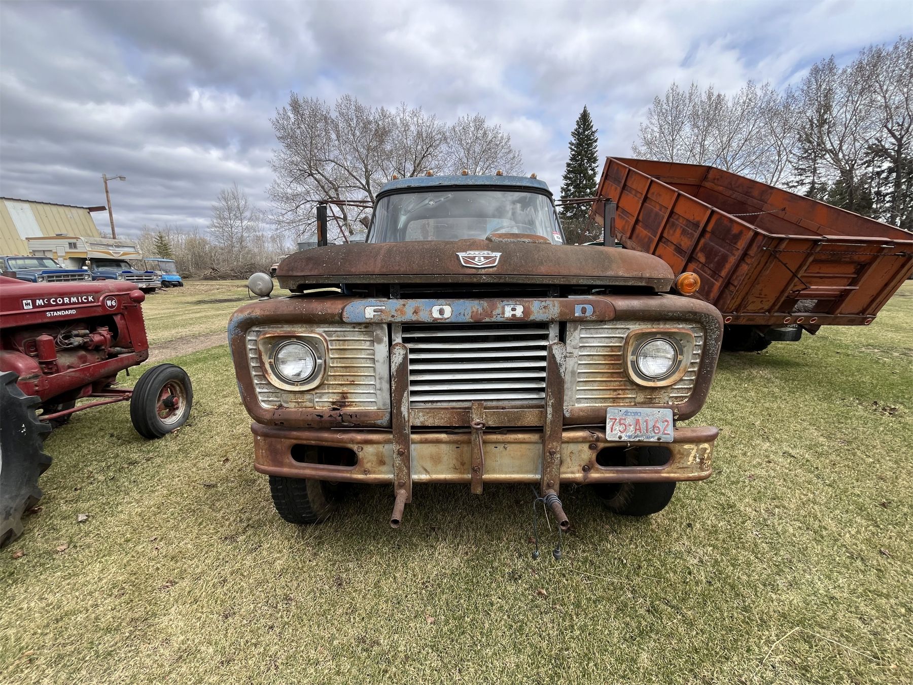 Ford 800 Tandem Truck with Steel Grain Box & Hoist (Needs Work)