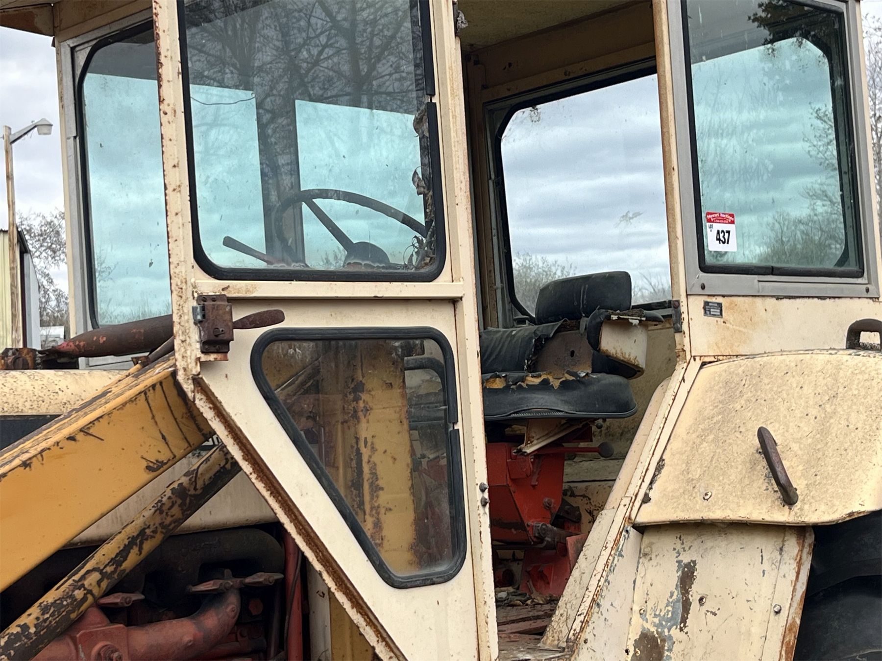 Case 930 Comfort King tractor with Super Loader (Motor issue)