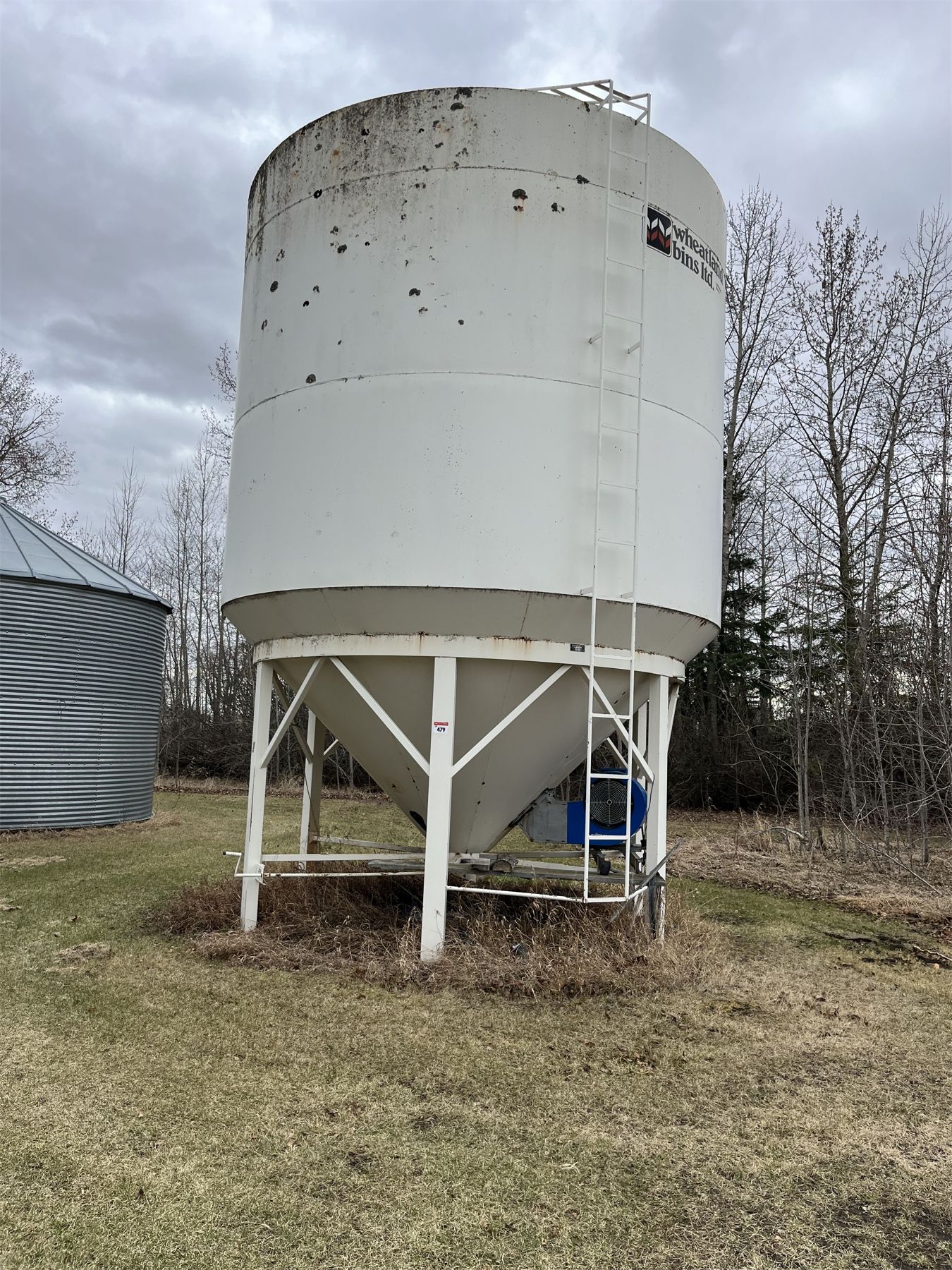 Wheatland Hopper Bin with Grain Guard Aeration Fan (1/2 full of spoilt ...