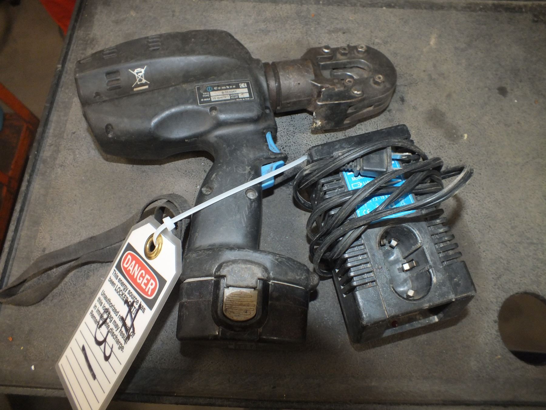 Crmbre BT 026 Battery Operated Hydraulic Overhead Line Cutting Tool