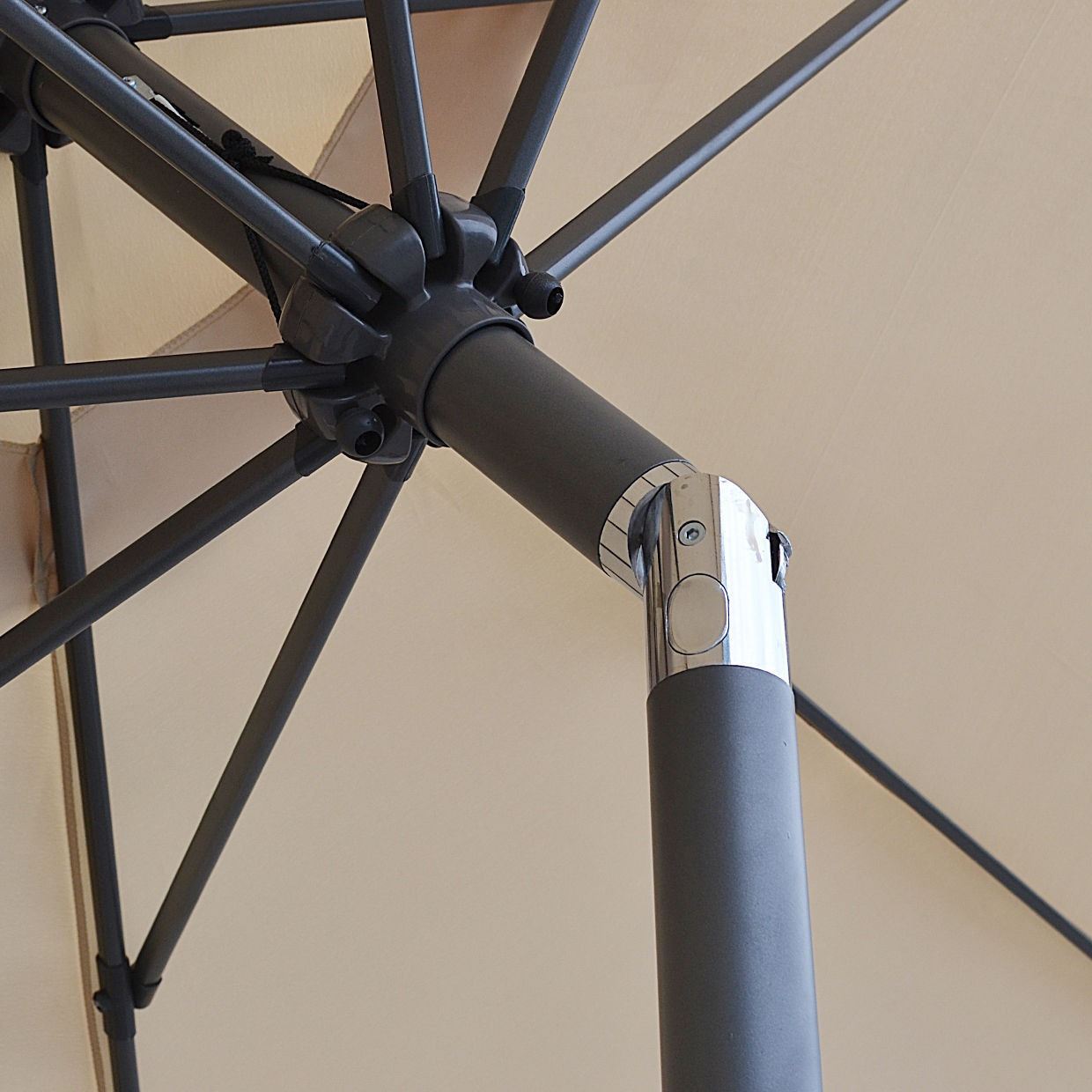 Brand NEW 9ft Outdoor Patio Umbrella 8 Rib Tilt