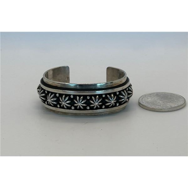 Striking Fluted Star Button Cuff