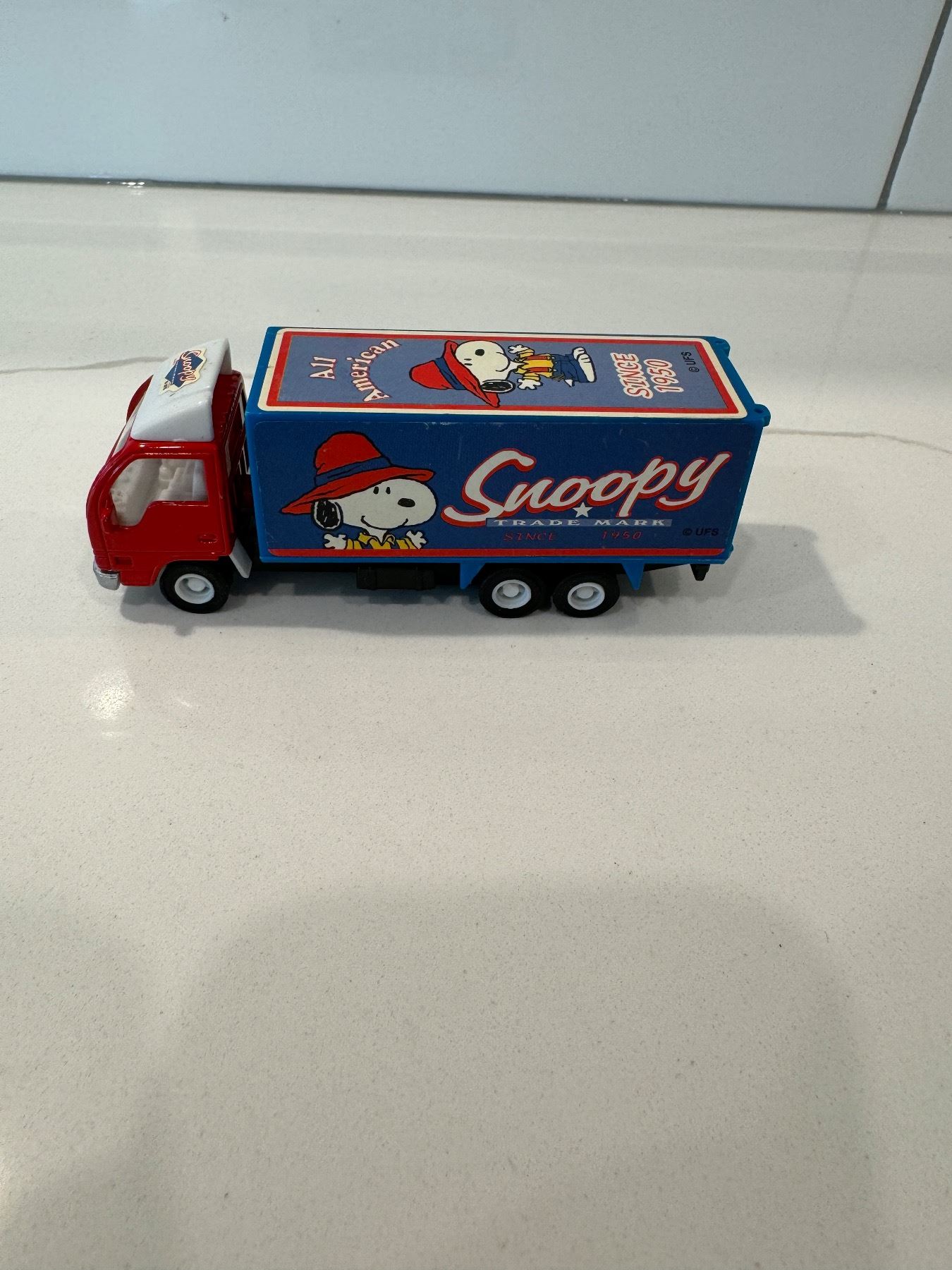 Snoopy pull back truck