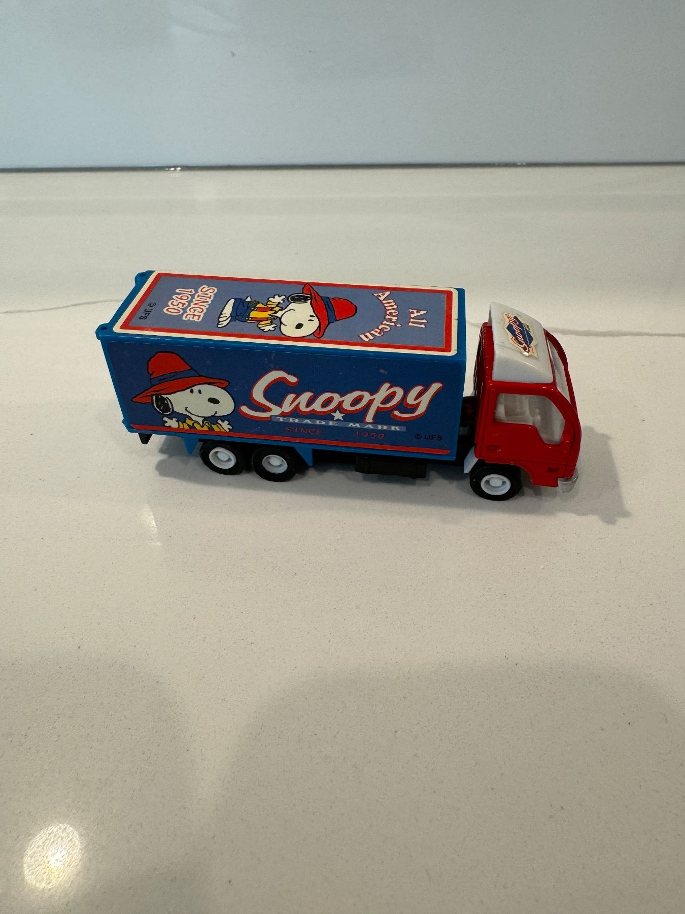 Snoopy pull back truck
