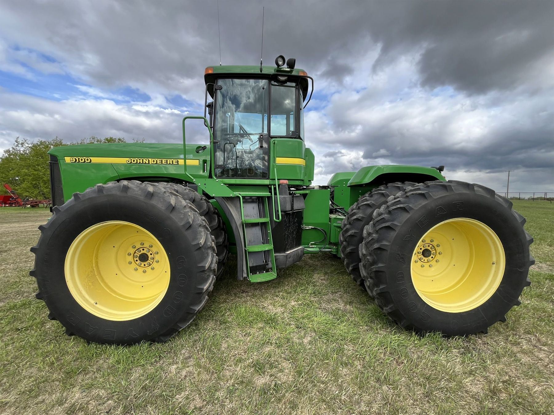 1997 John Deere 9100 4WD Tractor, No PTO, 1860 Original Hrs, Always Shedded. RARE MINT CONDITION