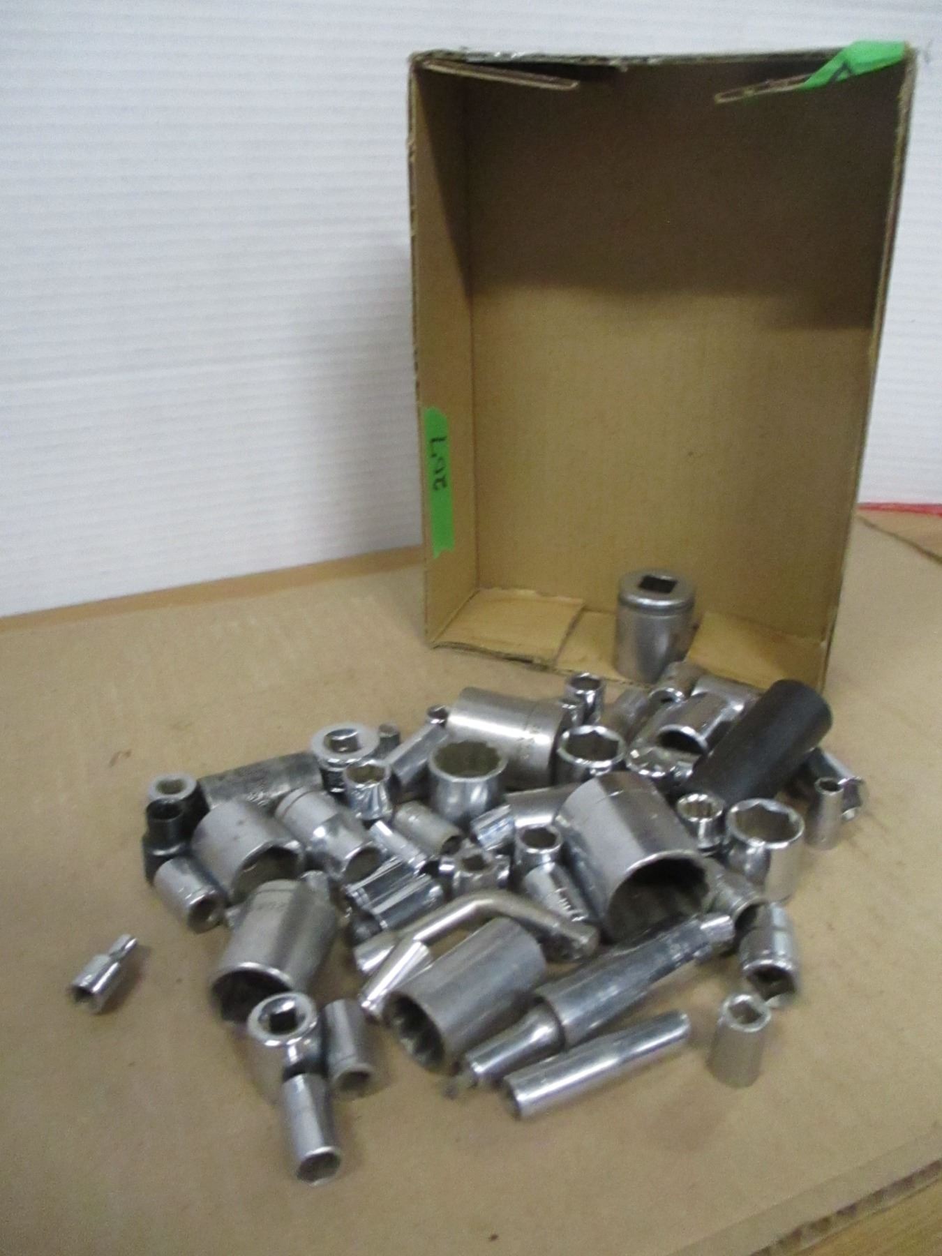 ESTATE: FLAT C/W ASSORTED SOCKETS