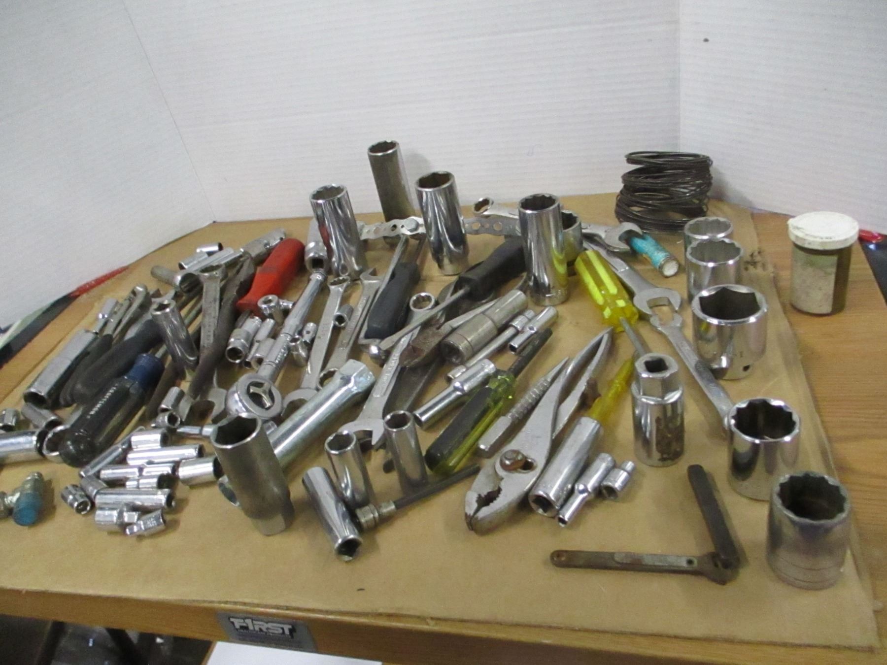 ESTATE: BIN C/W ASSORTED TOOLS