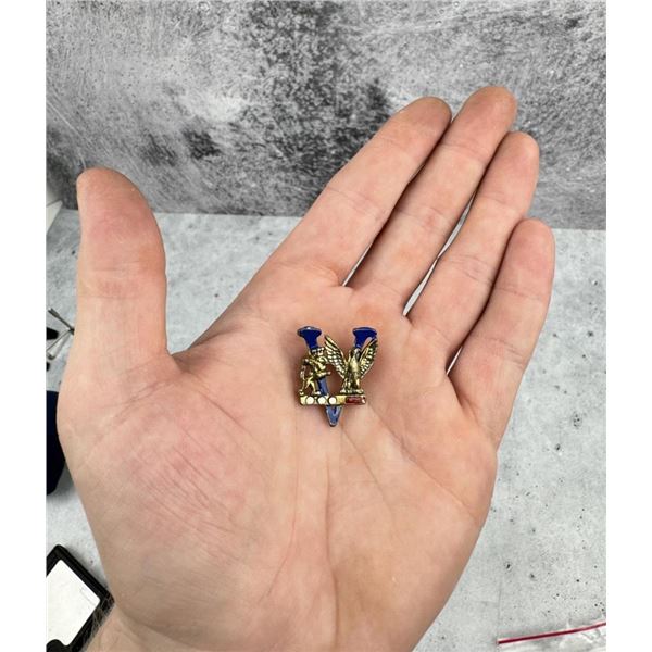 WW2 Sweetheart V for Victory Pin