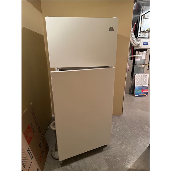White whesting house fridge 28.5 deep 29 wide