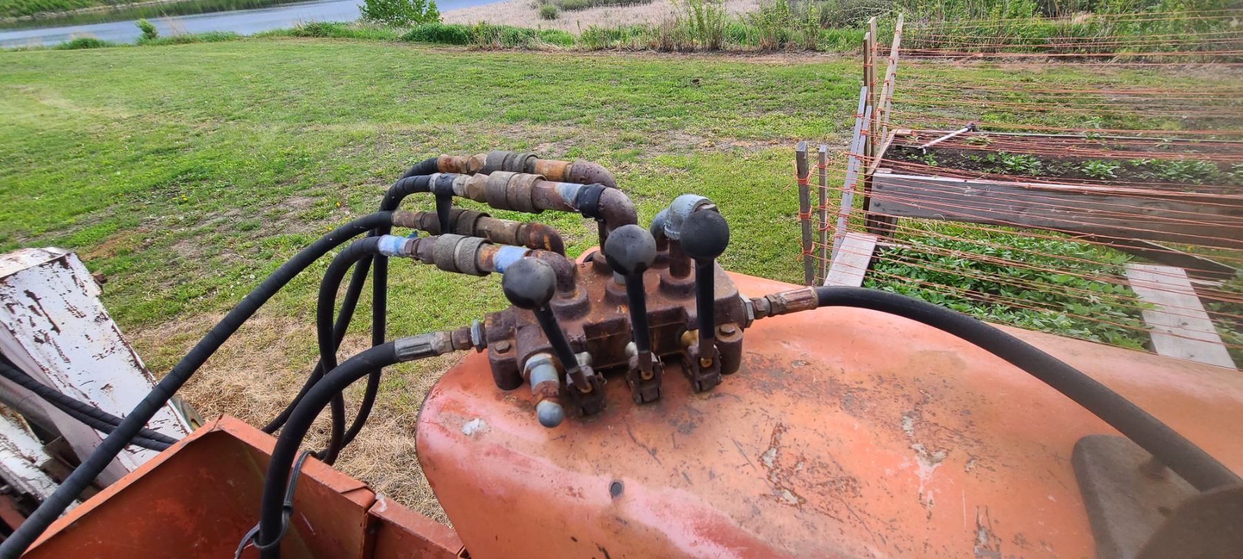 COCKSHUTT DIESEL 1850 TRACTOR C/W LOADER AND 5 FT BUCKET 3989 HRS POWER ...