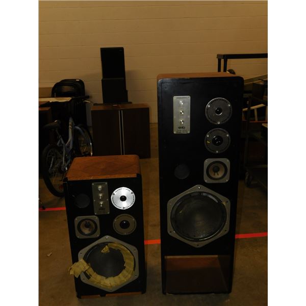 Lot of 2 Walnut Veneer Floor Speakers MCM Marantz Model 930 & 940
