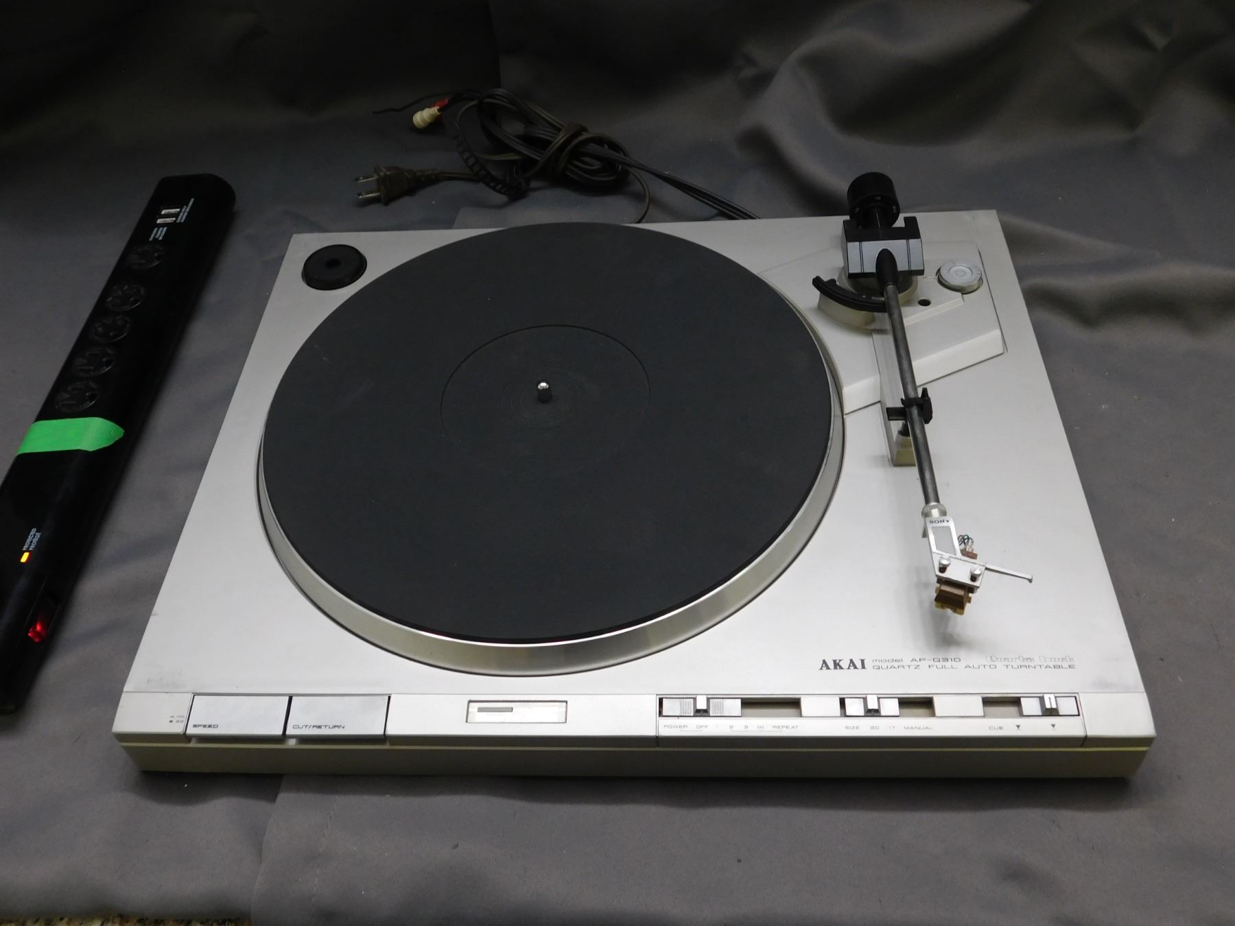 AKAI Model AP-Q310 Quartz Full Auto Turntable Record Player