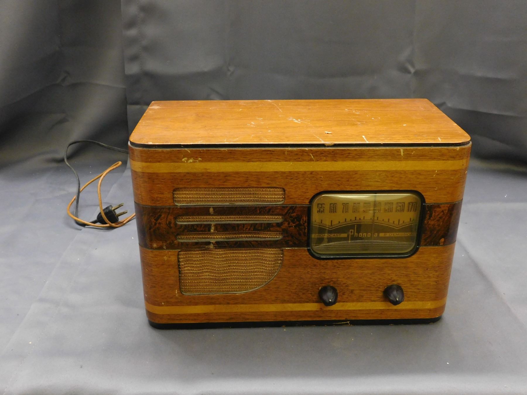 Vintage Dominion Electrohome Battery Radio (electrified w plug)