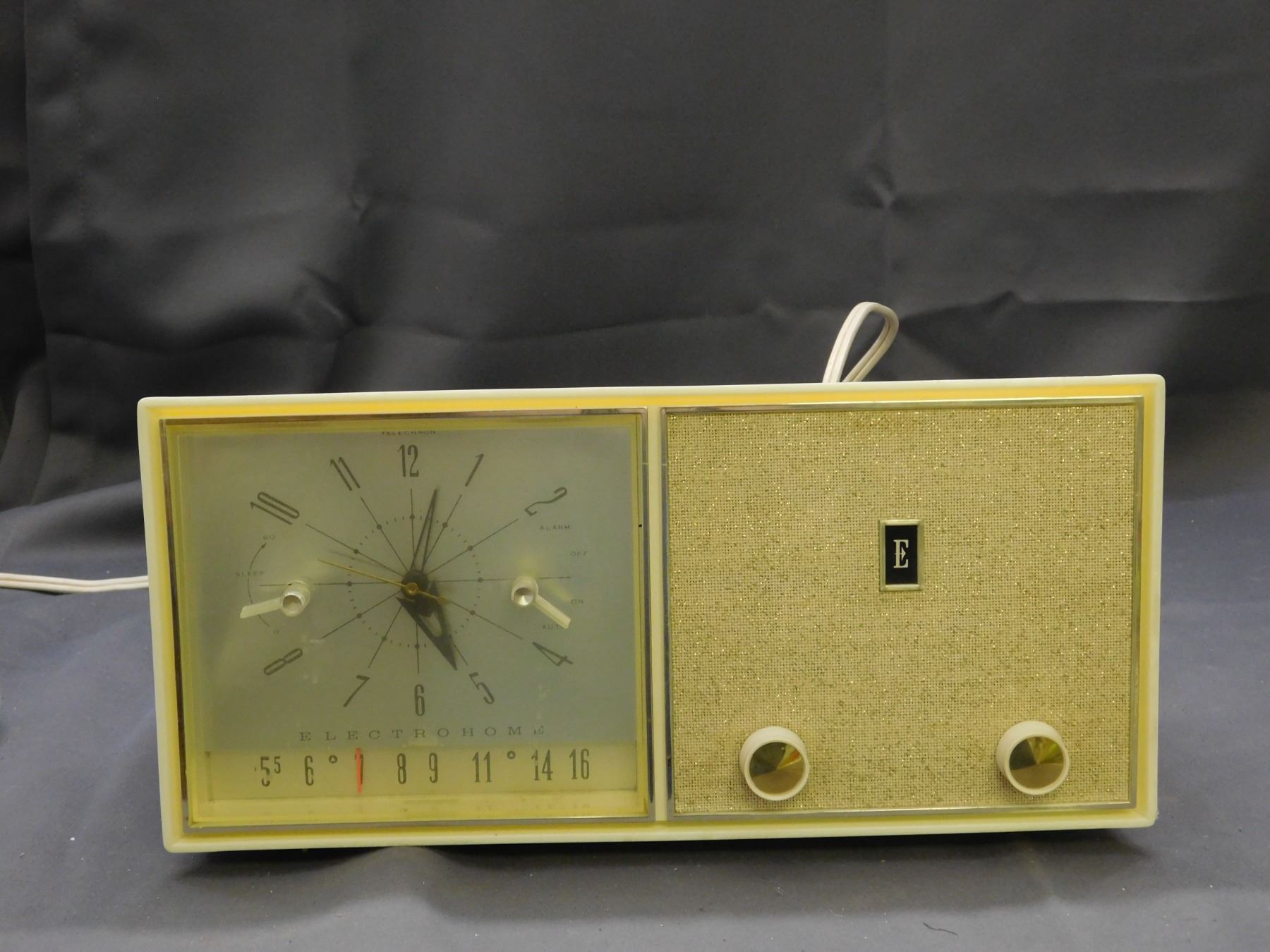 Vintage MCM Mid Century Electrohome Clock Radio