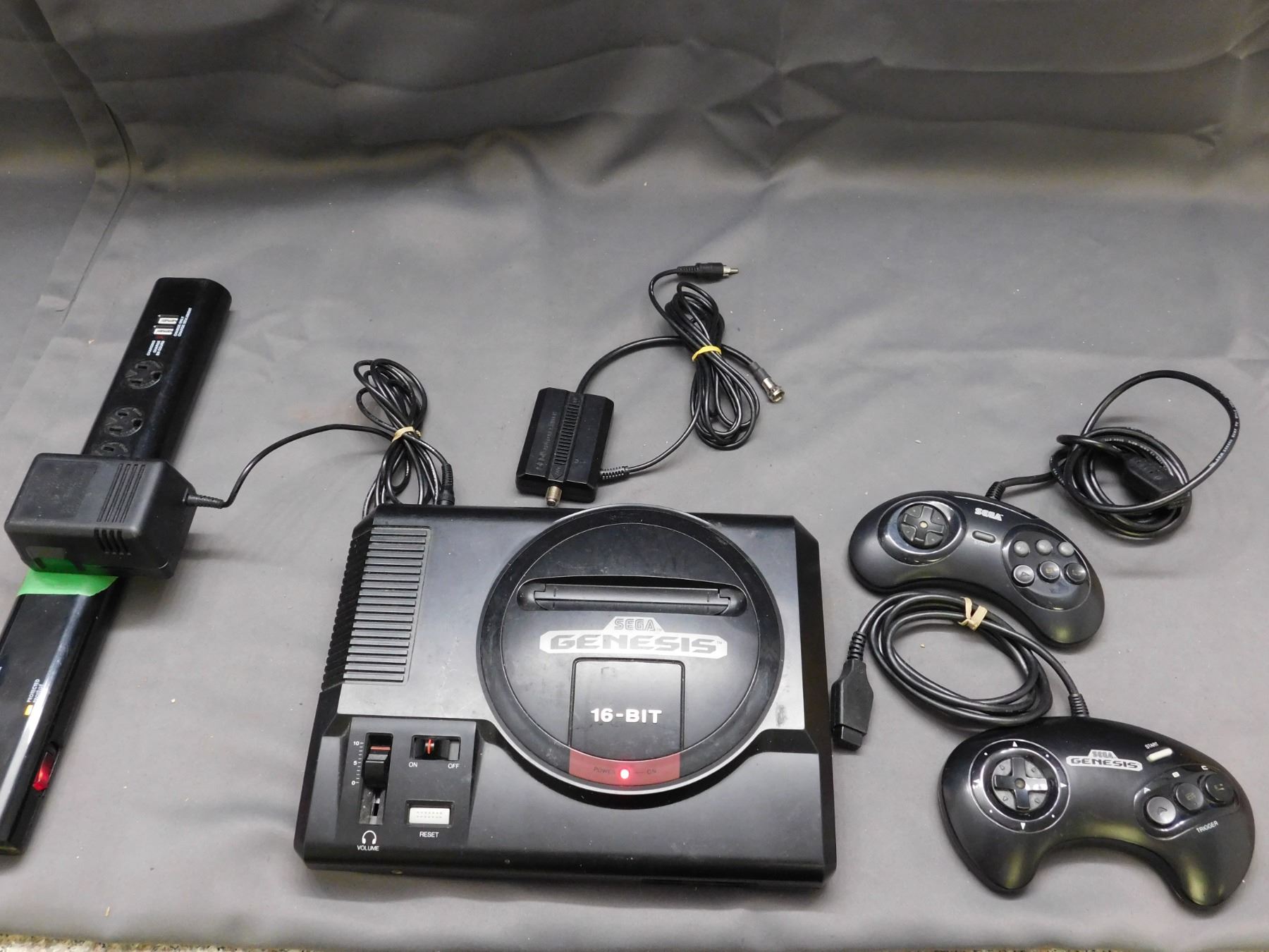 SEGA Genesis 16-bit Console, 2 Controllers, Power and RF