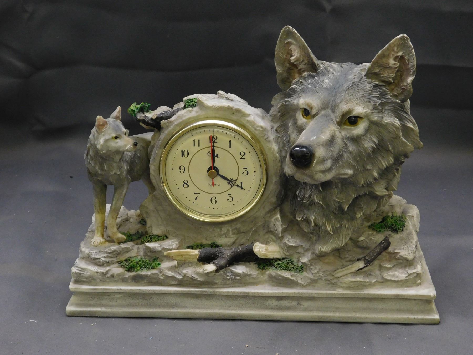Crosa Quartz Resin Polystone Wolf Clock *works