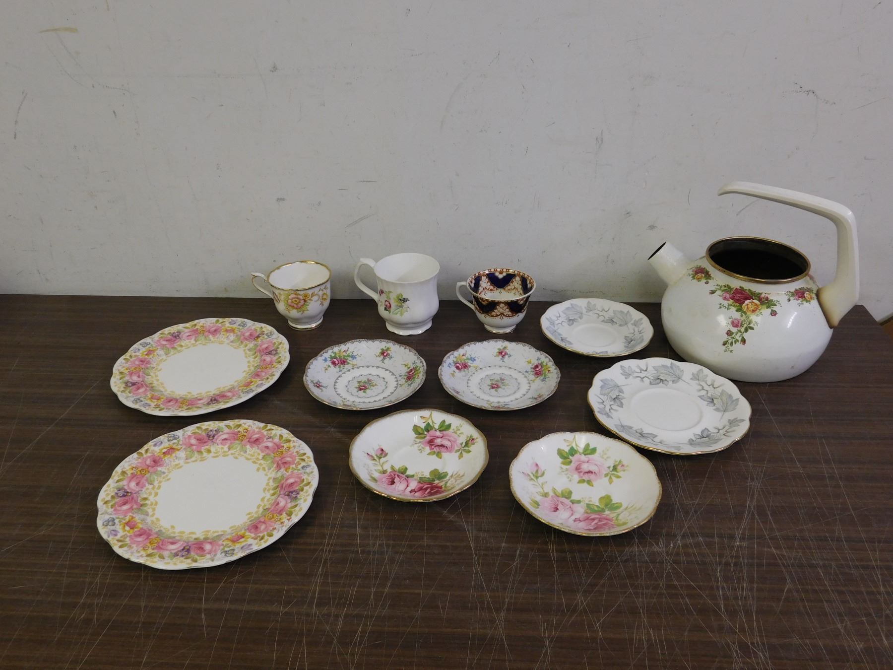 Royal Albert Lot 3 Tea Cups, 5 Saucers, 5 Bread Plates, 1 Metal ...