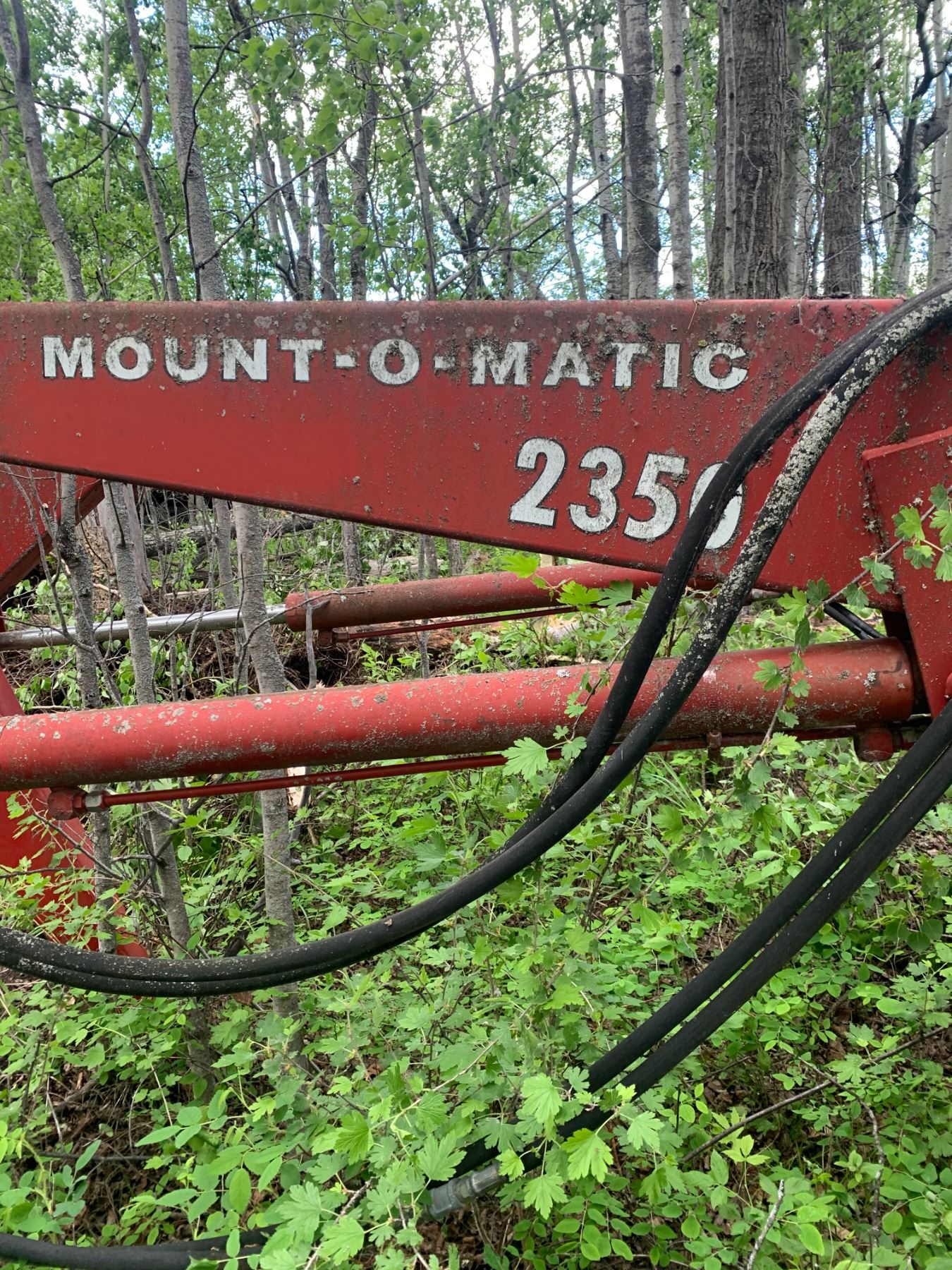IH 2350 F.End Loader. Mounts are on the Case (Lot #92) 1030 Tractor ...