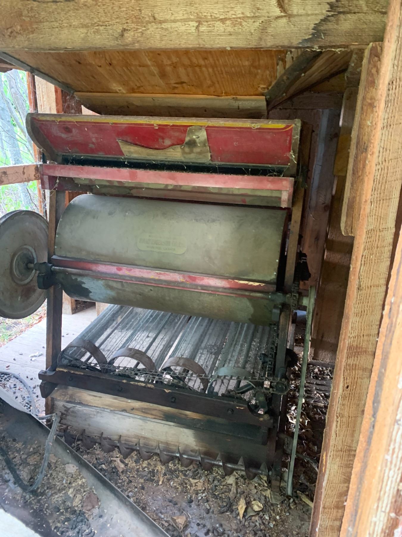 Wood bldg. c/w 4 Roller fanning mill