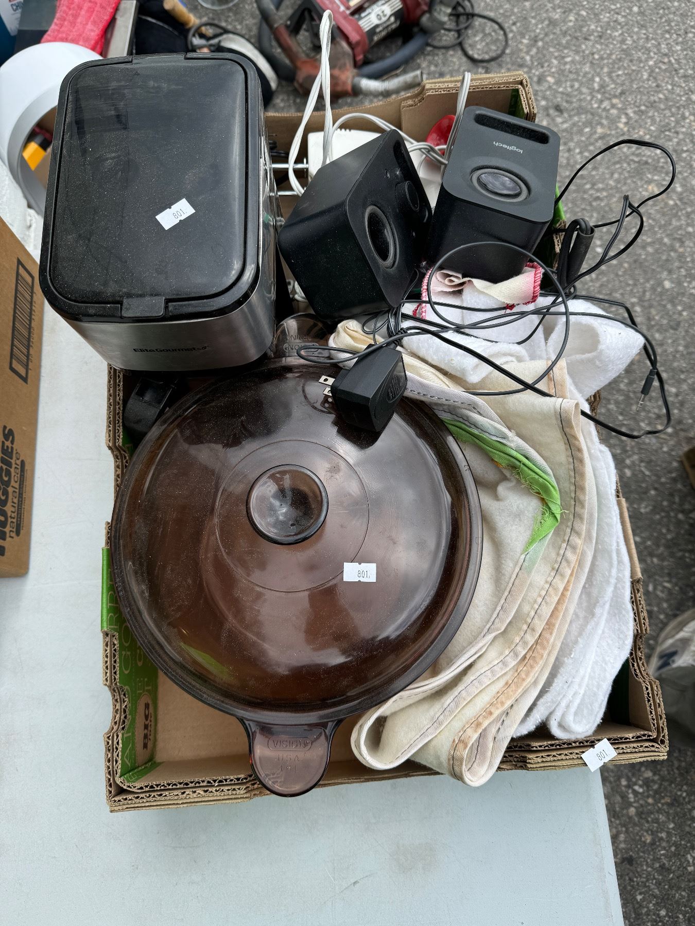 Assorted kitchen items