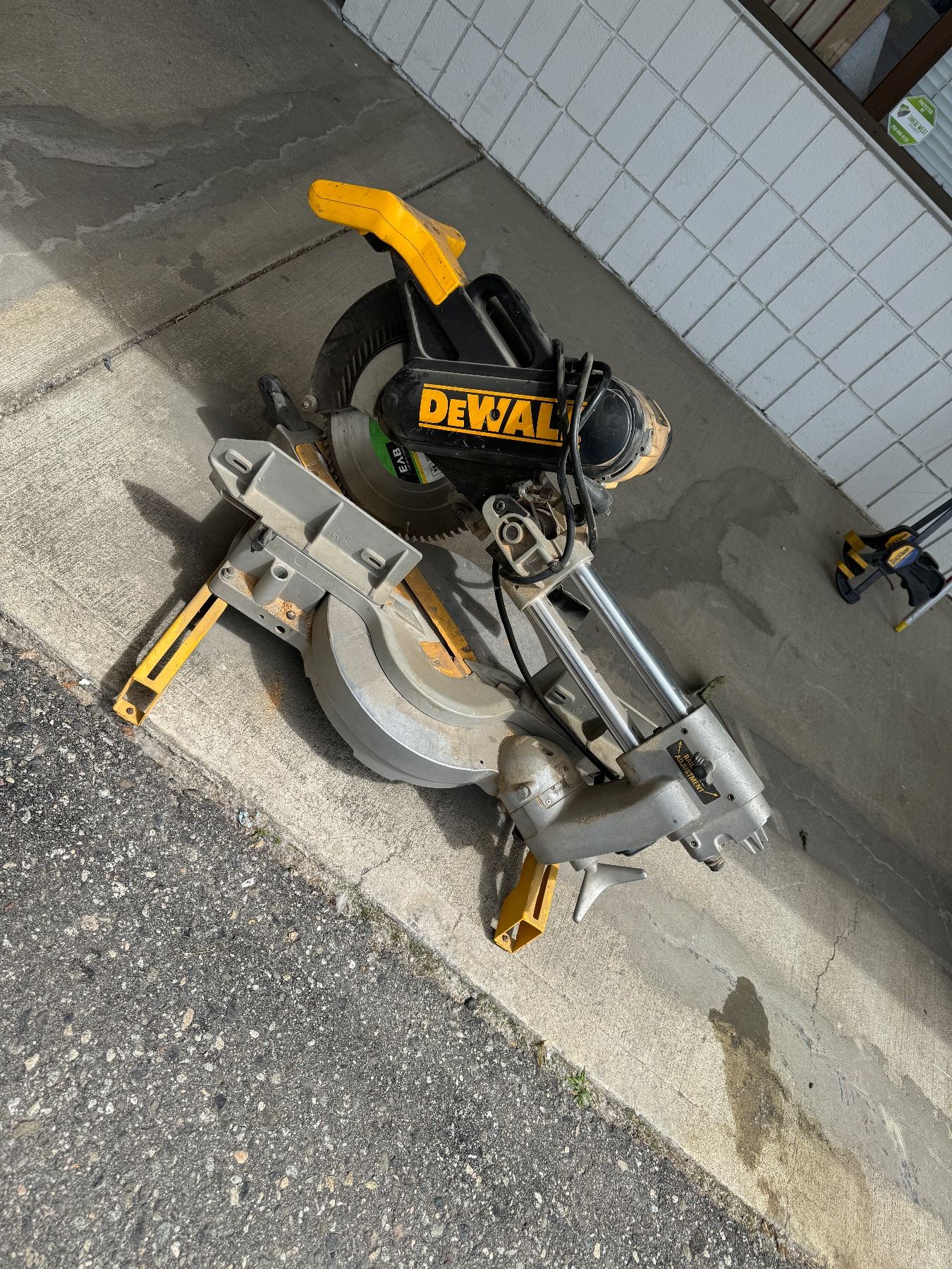 Dewalt 12 inch sliding compound miter saw