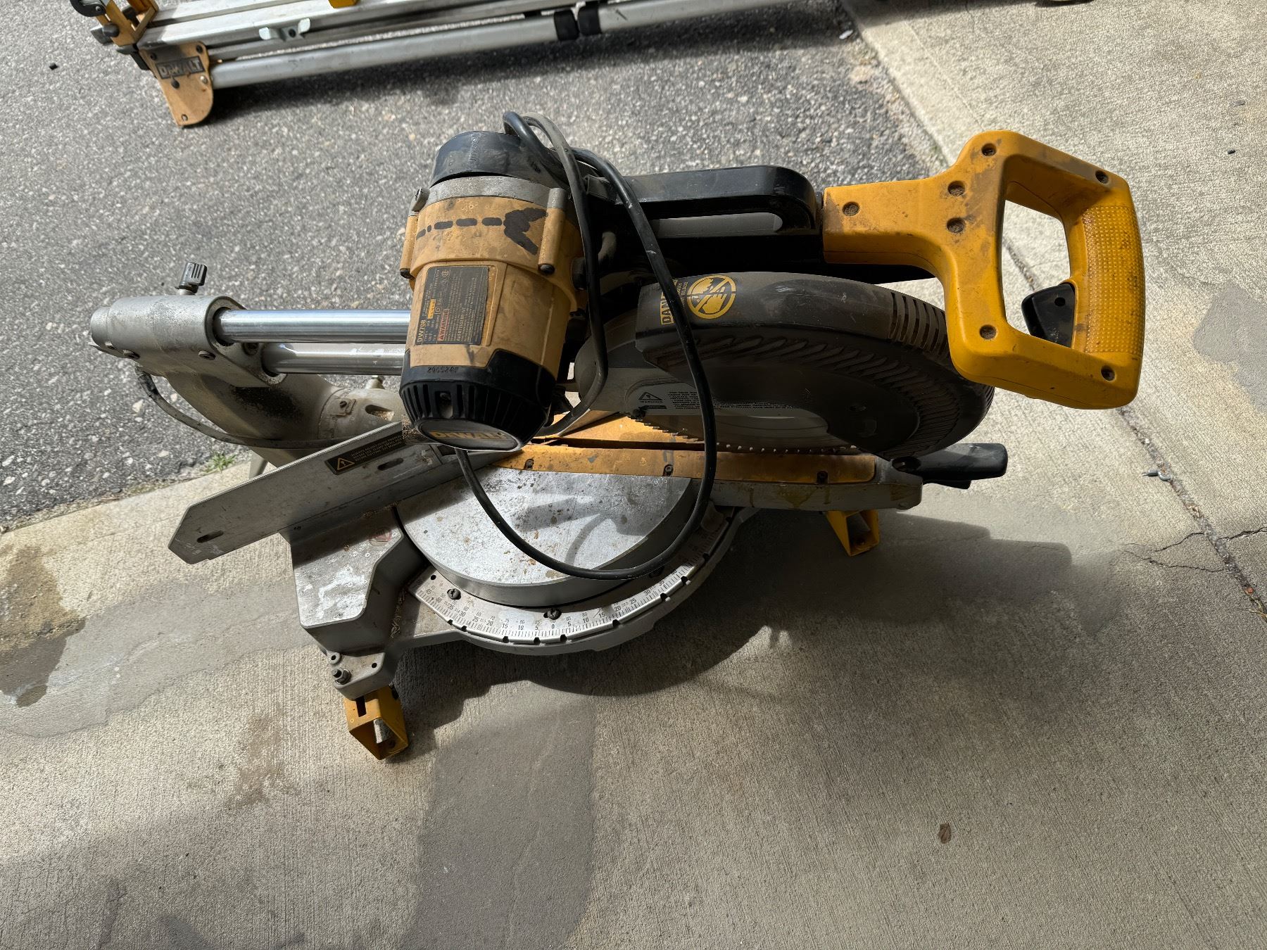 Dewalt 12 inch sliding compound miter saw