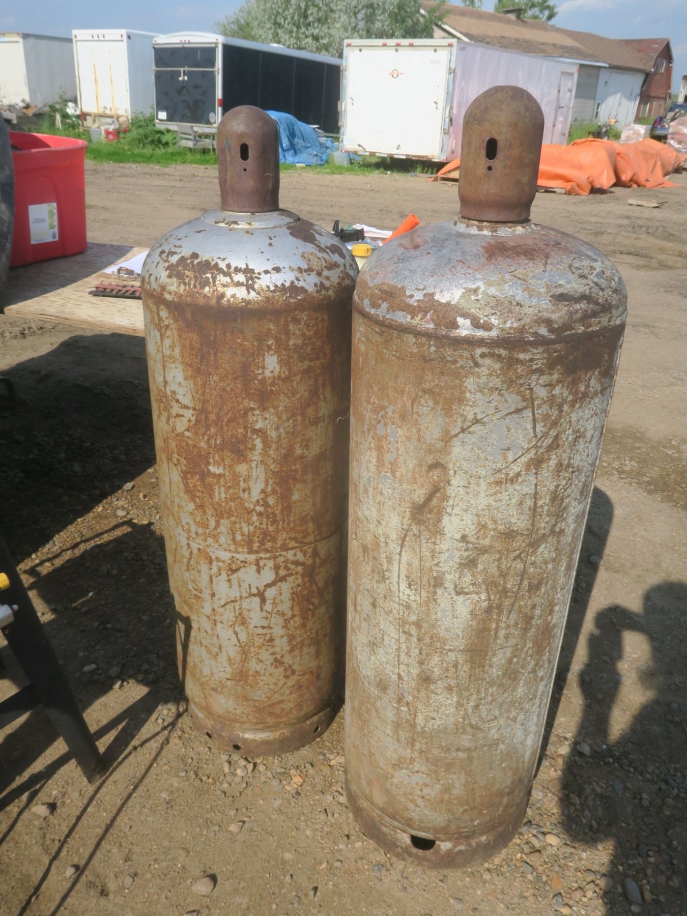 2 large empty propane tanks - 4ft tall - Schmalz Auctions