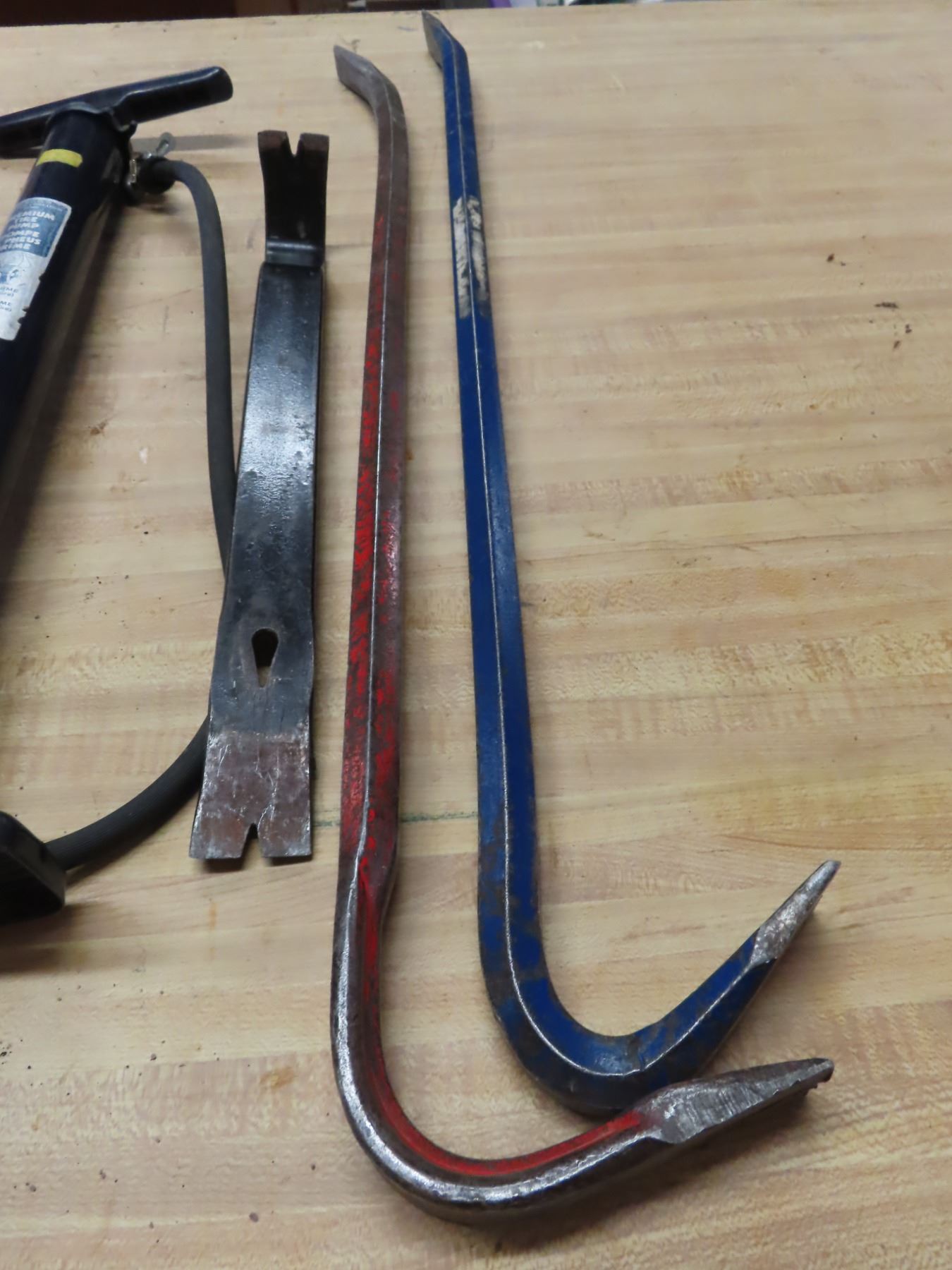 crowbars, prybar and tire air pump - Schmalz Auctions