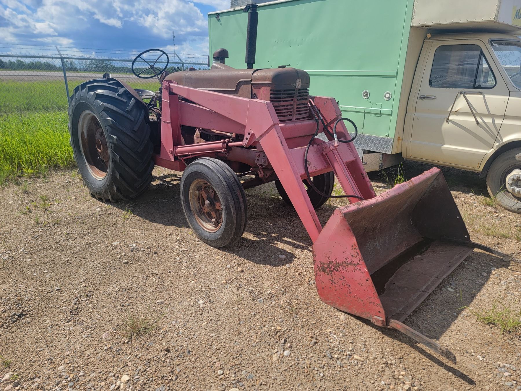 International Super W6 tractor c/w F.E.L. - Schmalz Auctions