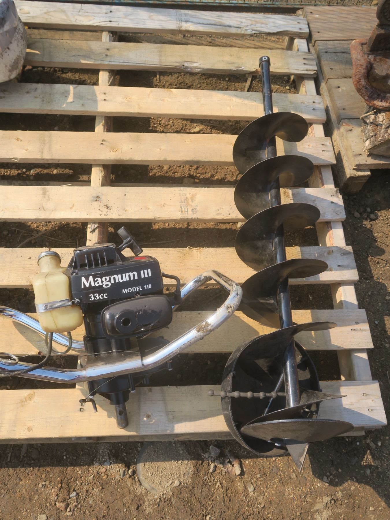 Magnum 3 Model 110 33cc gas auger - good compression - Schmalz Auctions