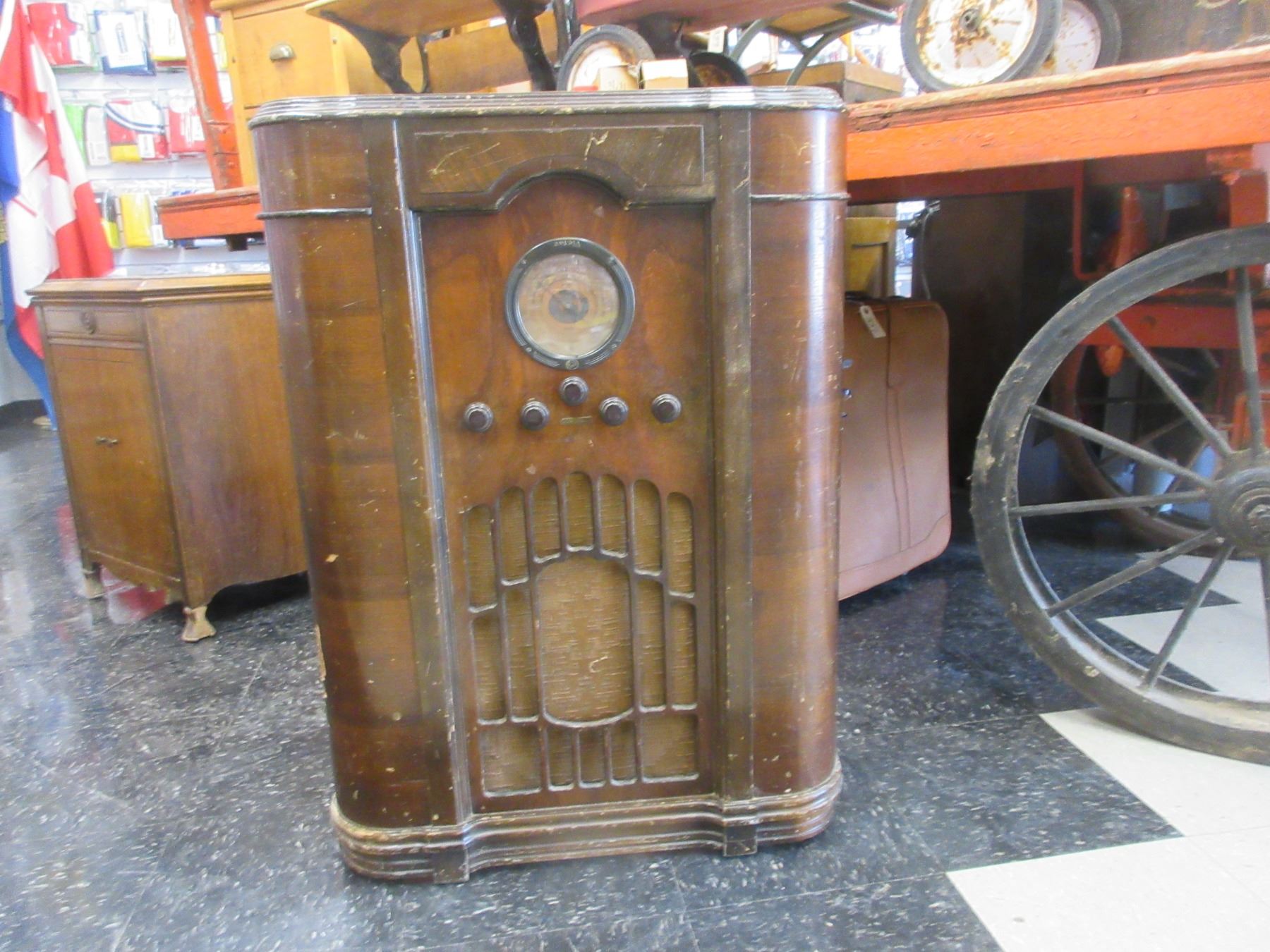 Vintage RCA Victor Globe Trotter Console Floor Radio
