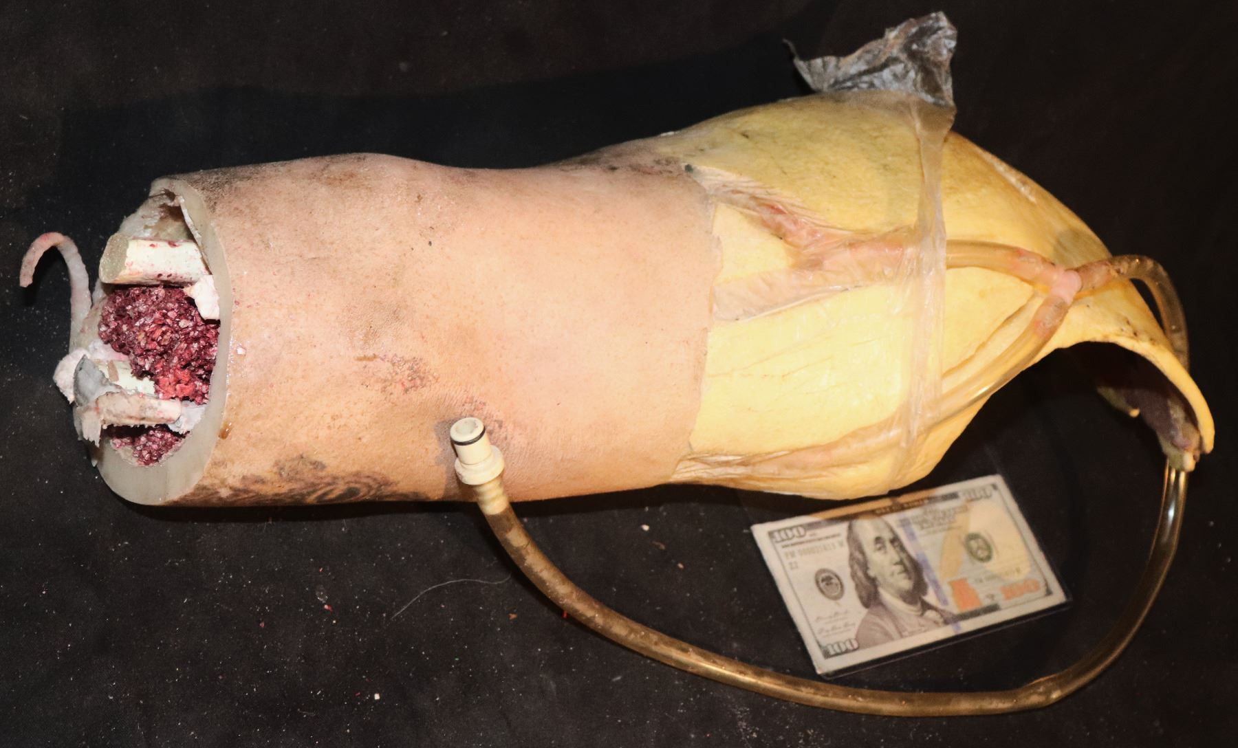 WEARABLE SEVERED LEG STUMP WITH GORE AND BLOOD RIG