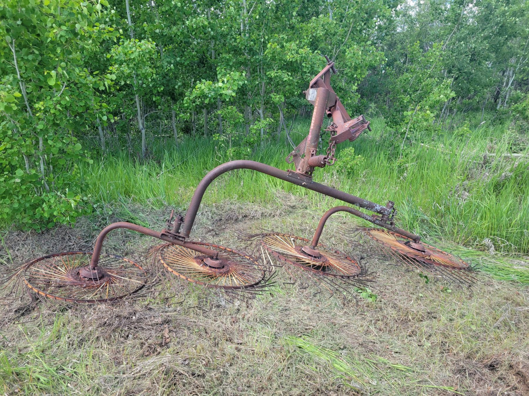 MF 3pt 4 wheel hay rake