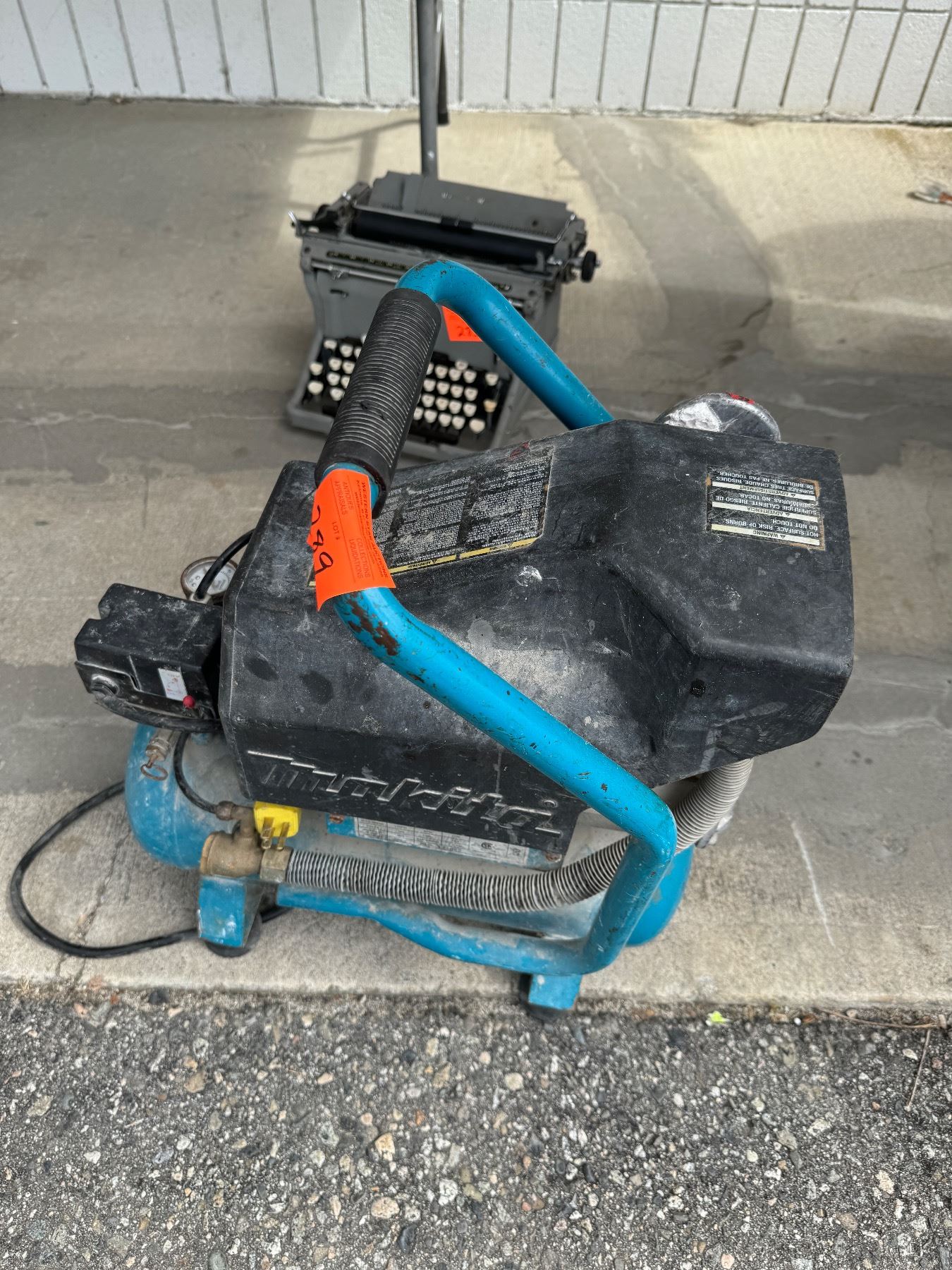 Makita MAC700 2.6 Gallon Air Compressor-- Runs