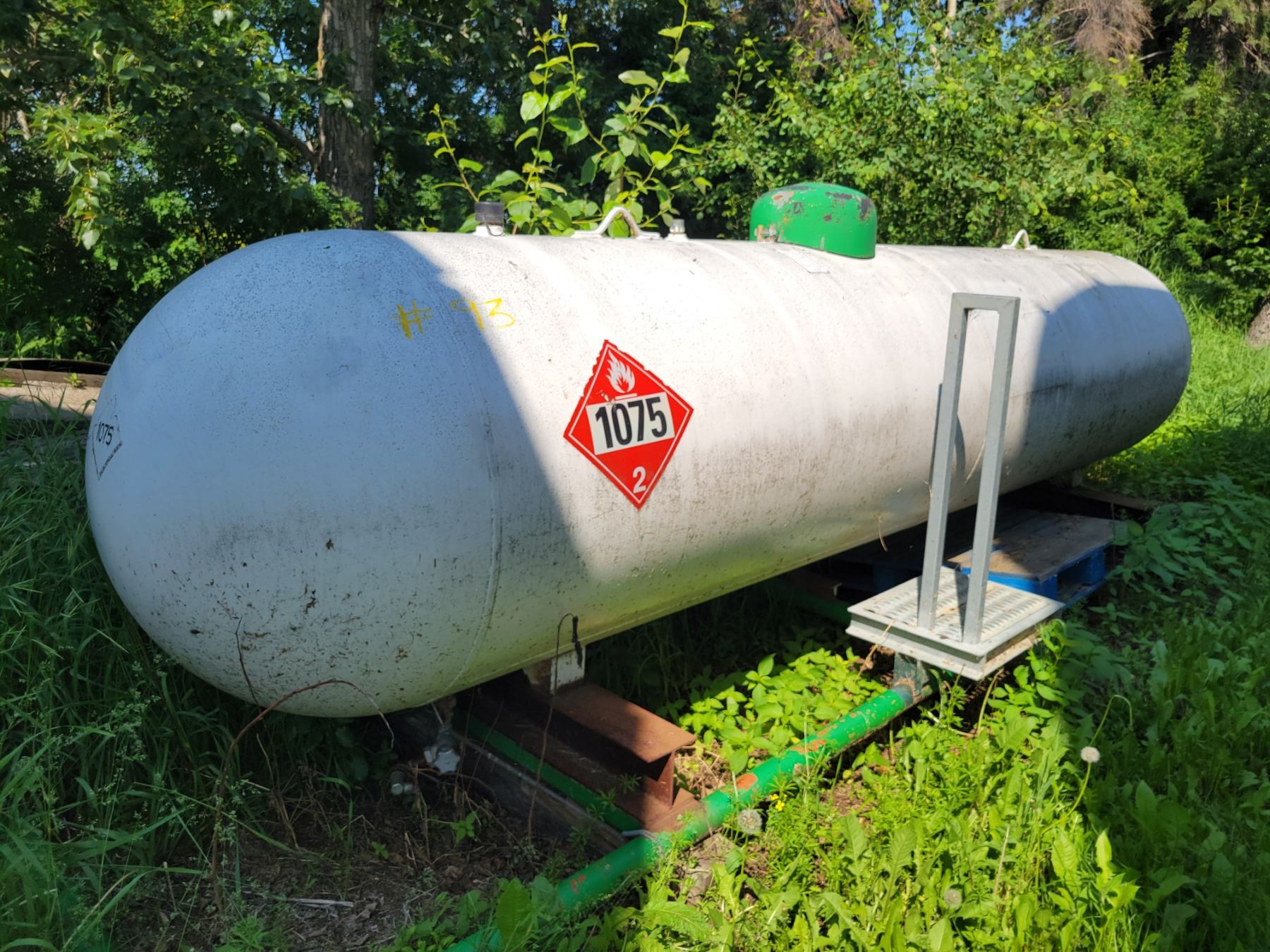 1000-Gal propane tank mtd on heavy green steel frame c/w approx. 60% ...