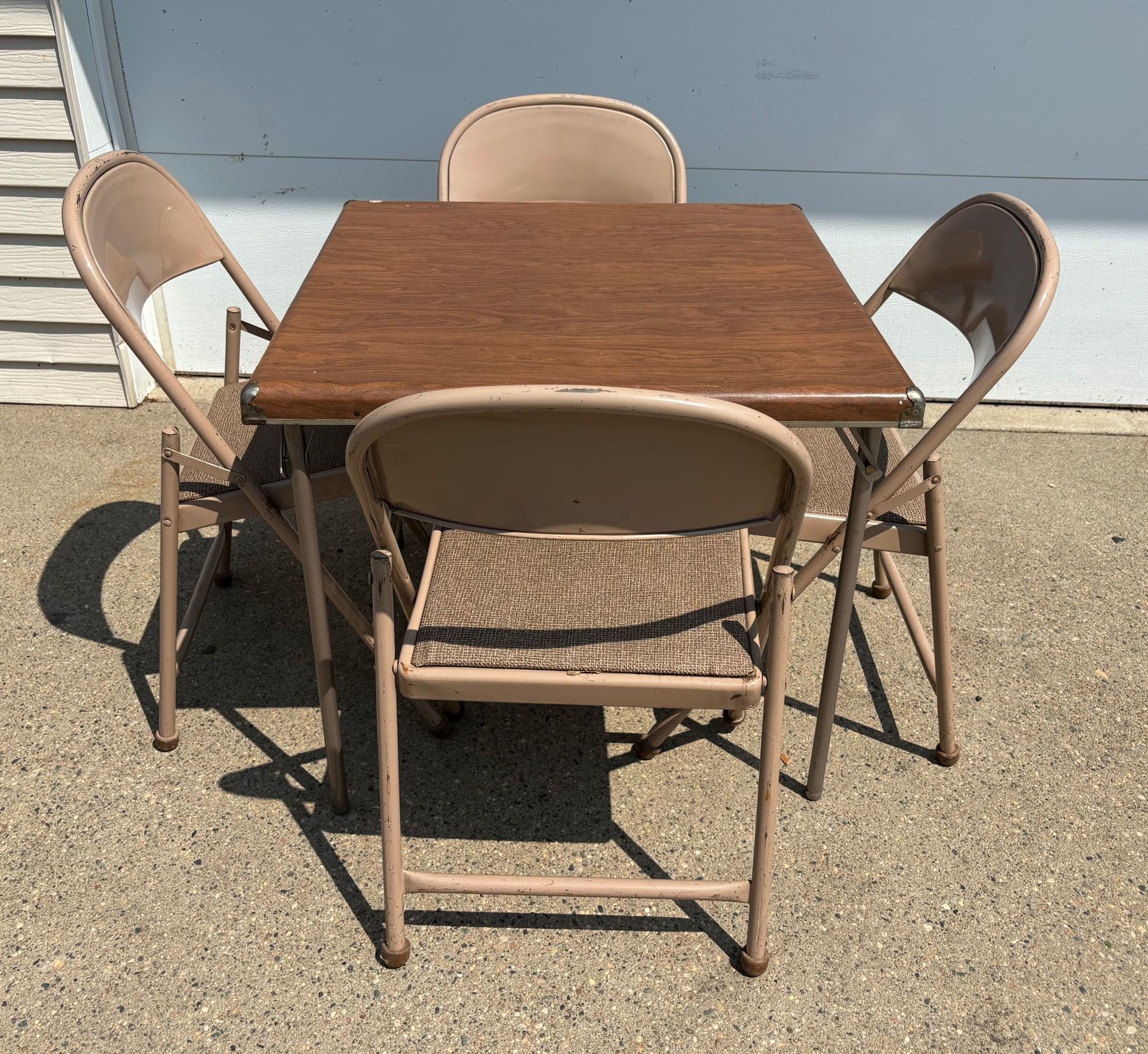 SAMSONITE CARD TABLE AND FOUR FOLDING CHAIRS - Cornerbids