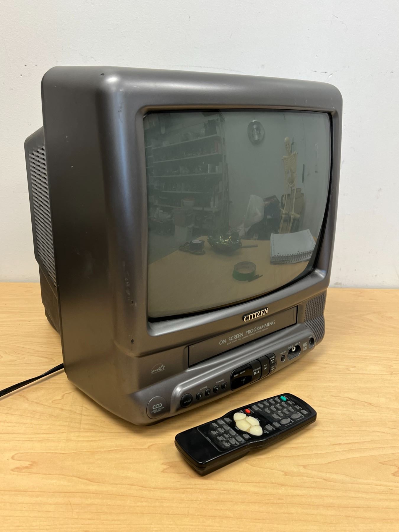 Citizen 13" Color TV / VHS Combo with Remote - see description