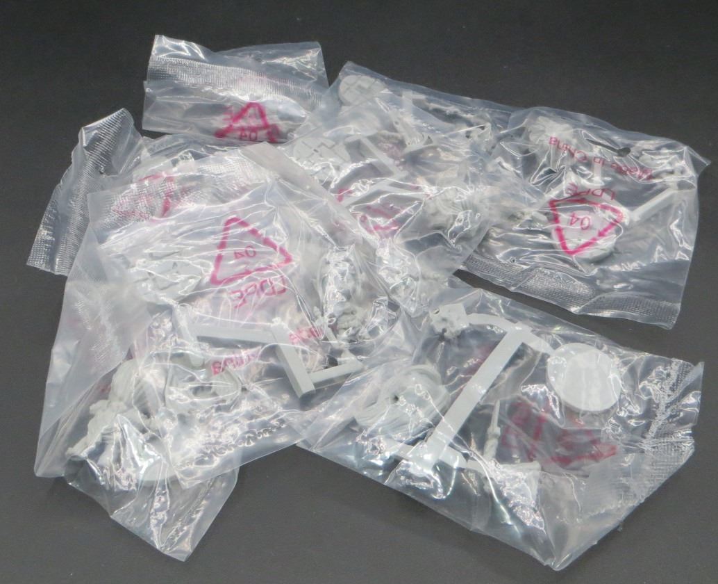 New Reaper Unpainted Miniatures Small World Figures Lot Of 9 Male & Female