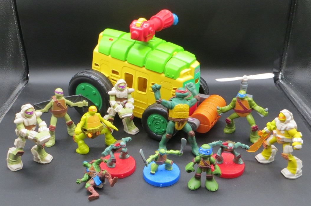 Lot Of Teenage Mutant Ninja Turtles Figures & Shell Raiser Vehicle