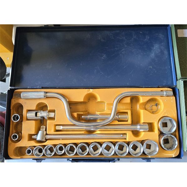 RATCHET & SOCKET SET