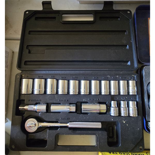 RATCHET AND SOCKET SET