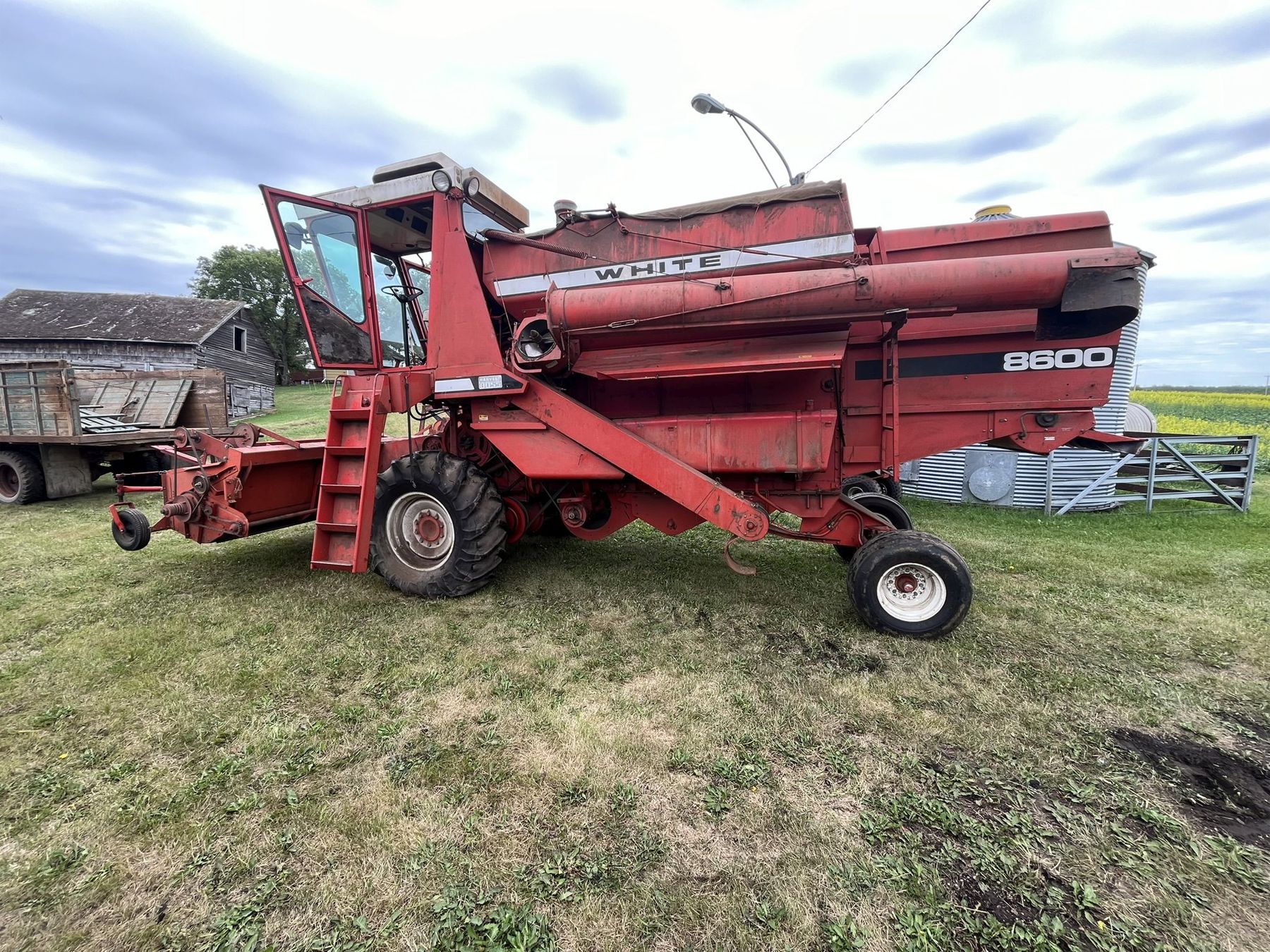 White Combine, 8600 Harvest Boss c/w chopper. Serial Number N45258