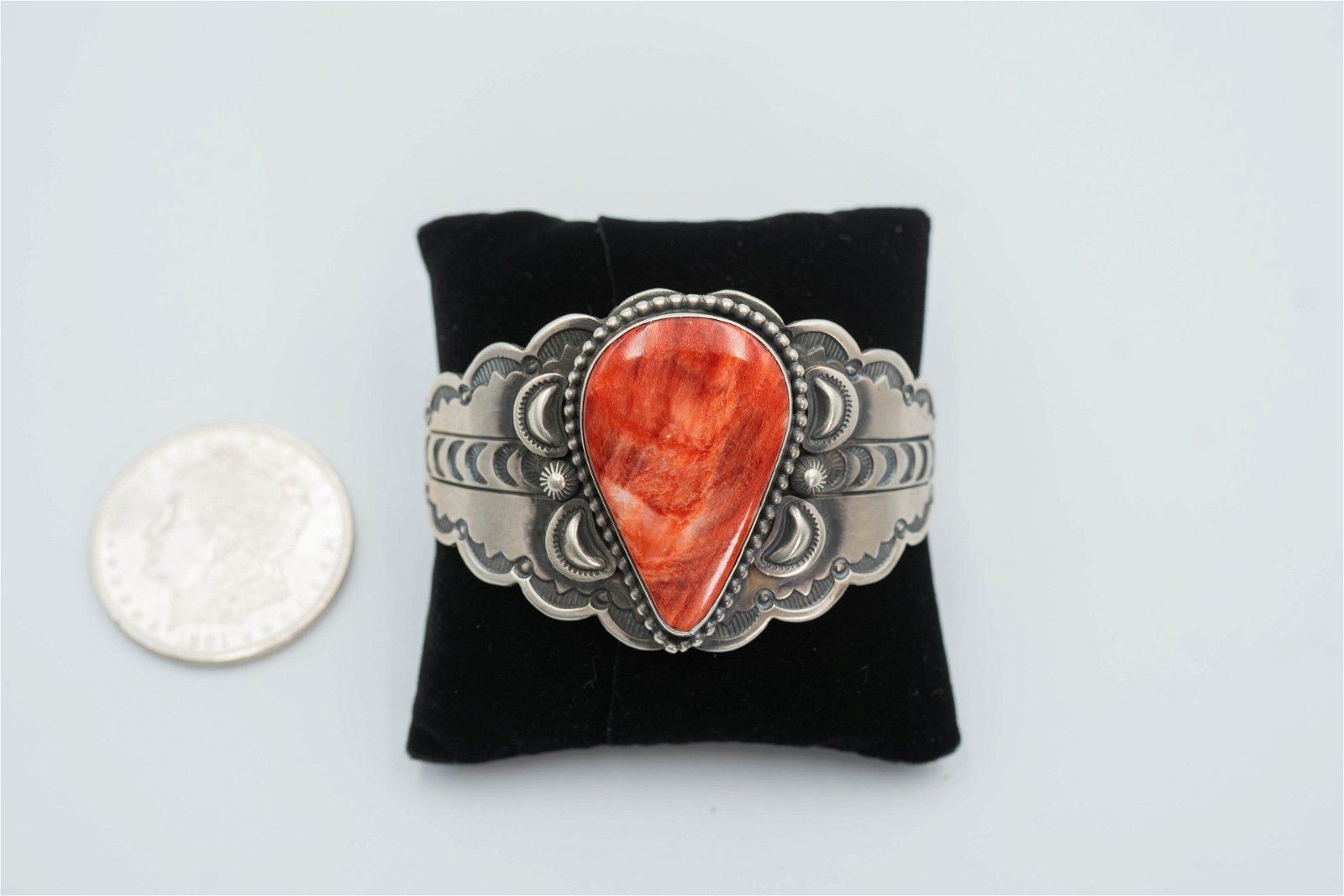 Red Spiny Oyster Shell Cuff