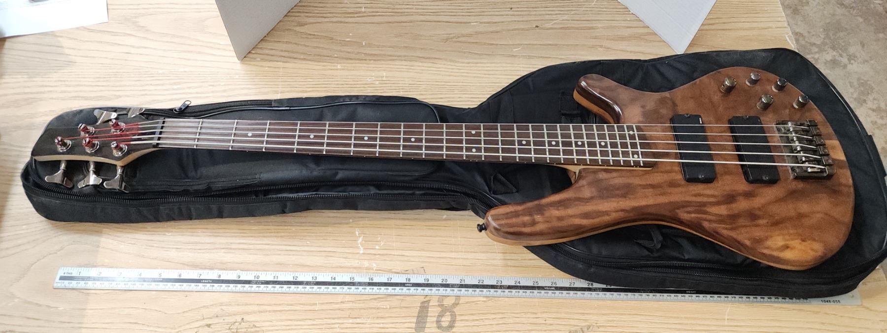 Very nice - Solid wood electric bass guitar, 5 string - no markings - w ...
