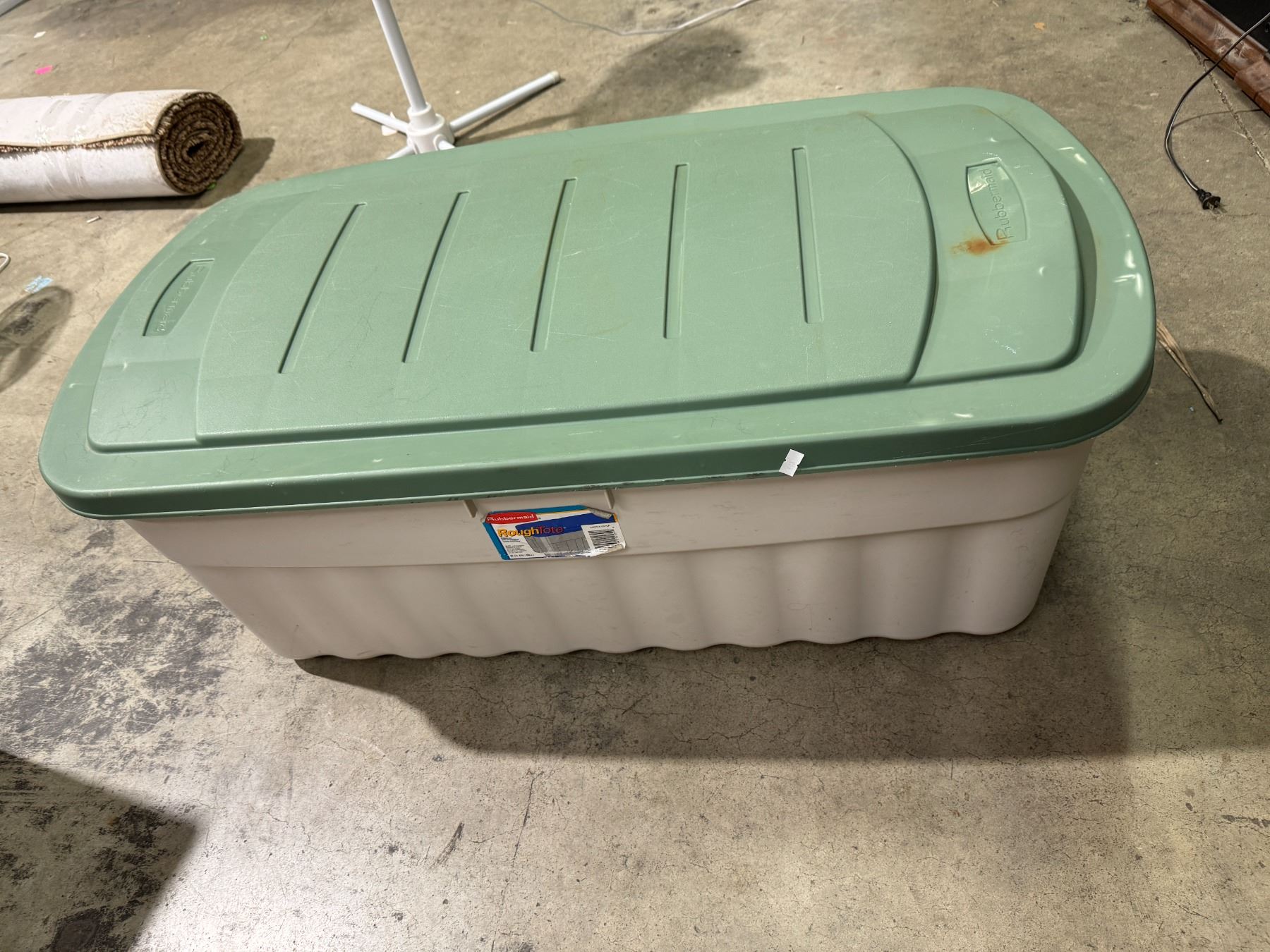Rubbermaid storage bin