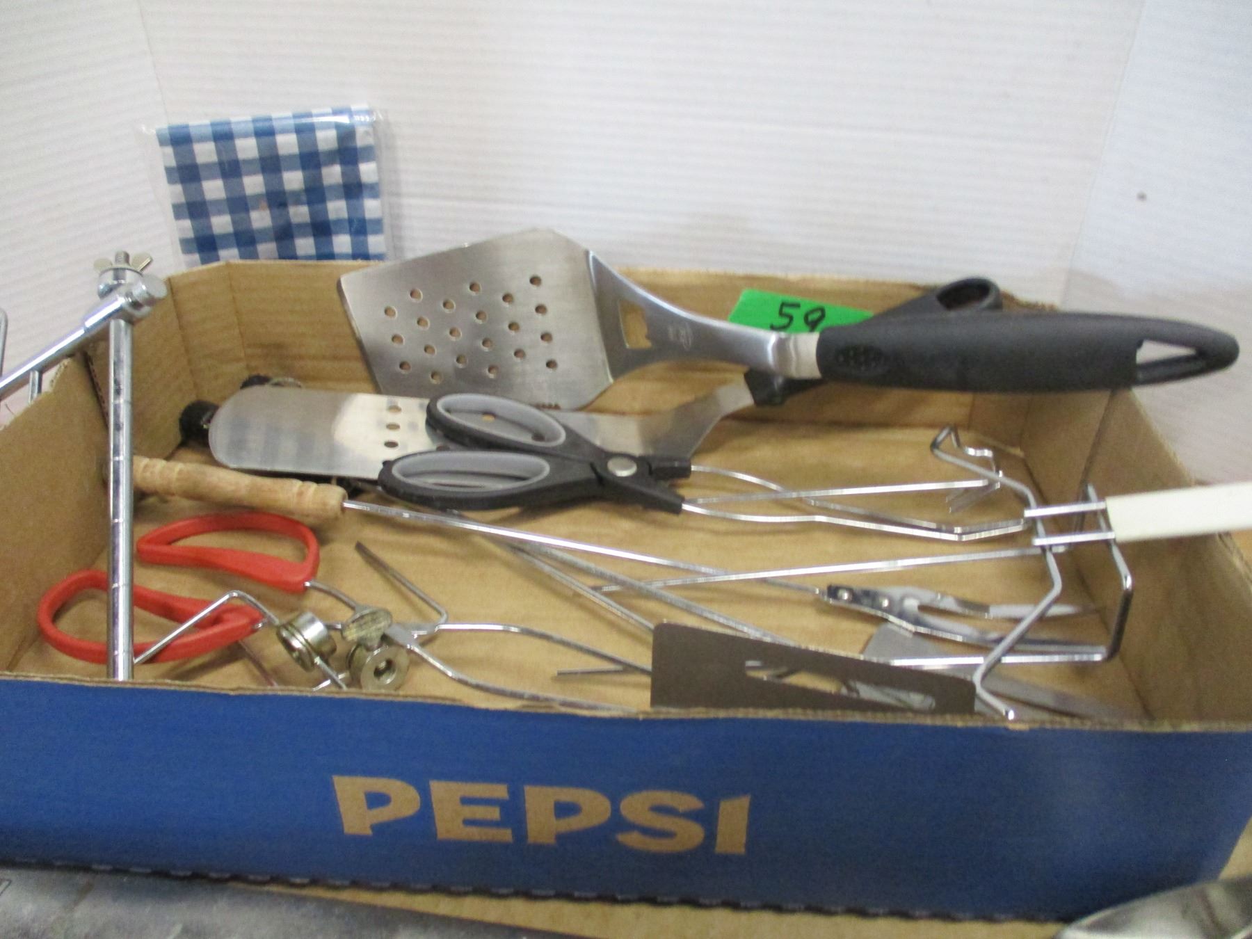 ESTATE: FLAT C/W ASSORTED UTENSILS