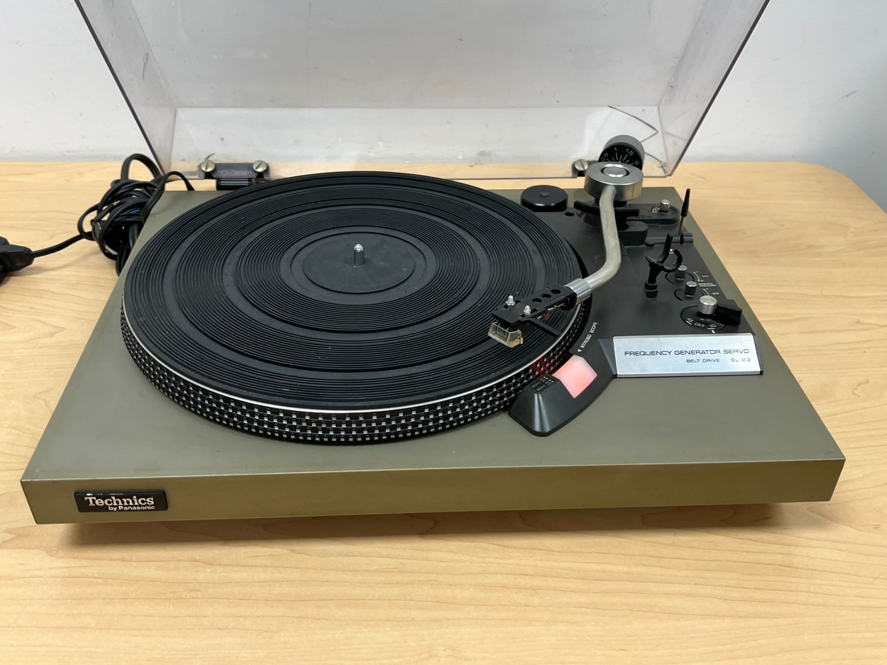 Technics by Panasonic SL-23 Frequency Generator Servo Turntable Record Player